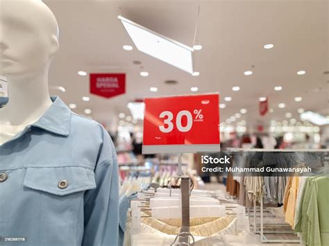 30 쓰기가 있는 빨간색 할인 보드 쇼핑몰의 여성 및 남성 의류에 대한 할인 템플릿 0명에 대한 스톡 사진 및 기타 이미지 0명 개념 계절 Istock