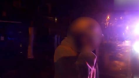 女子深夜在街头崩溃大哭，巡逻民警暖心宽慰 所有人 澎湃新闻 The Paper