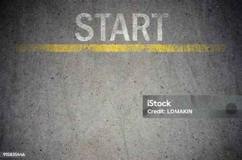시작 아스팔트에 그려진 아스팔트 흰색 순위에 비문 도 표시 과녁에 대한 스톡 사진 및 기타 이미지 과녁 출발선 0명
