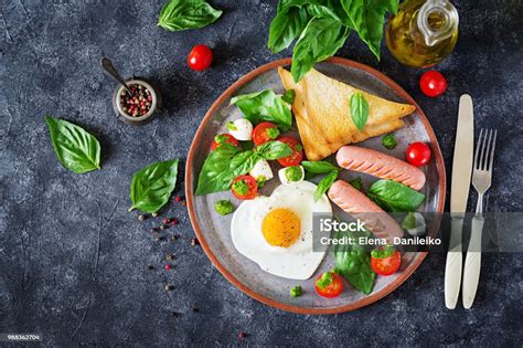 발렌타인 데이토마토 바 질 모 짜 렐 라의 모양 소시지 토스트 마음과 Caprese 샐러드에 튀긴된 계란을 아침 식사 수 제 맛 있는 음식입니다 최고의 볼 수 있습니다 평면