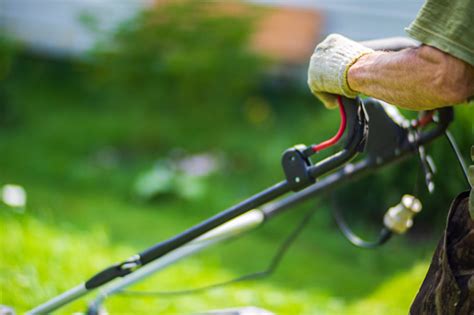 현대 정원이나 뒤뜰의 푸른 잔디에 잔디 이동 잔디밭을 자르는 기계 원예 관리 도구 및 장비 0명에 대한 스톡 사진 및 기타 이미지 Istock