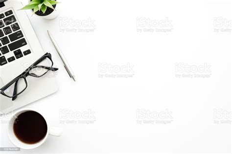 노트북 컴퓨터 커피 한 잔 및 용품이있는 흰색 최소한의 사무실 책상 테이블 복사 공간이있는 상단보기 평평한 평신도 0명에 대한 스톡 사진 및 기타 이미지 Istock