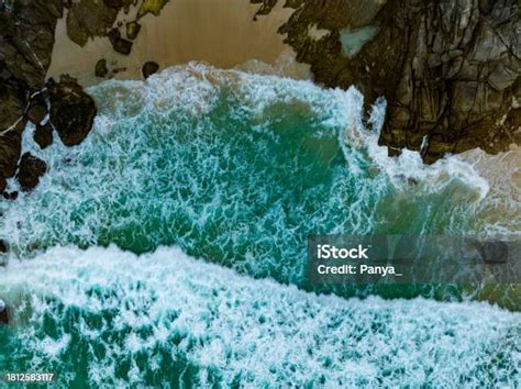 바위 절벽에 큰 파도가 부딪히는 조감도 해변 화창한 날의 아름다운 파도 바다 표면 여름 배경 놀라운 바다 경치 평면도 해안 풍경 전망 0명에 대한 스톡 사진 및 기타 이미지