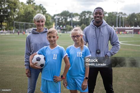 훈련 세션 중 두 명의 자녀가있는 여성 축구 엄마 축구 코치 교사 교육 관련 직업에 대한 스톡 사진 및 기타 이미지 교사 교육 관련 직업 딸 봄 Istock
