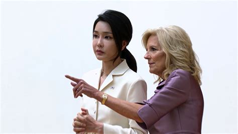 김건희 질 바이든 여사 국립미술관 찾아 마크 로스코 작품 감상