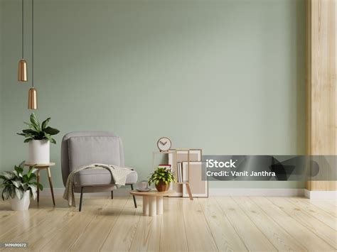 밝은 녹색 벽과 나무 바닥재에 테이블이있는 회색 안락 의자 녹색에 대한 스톡 사진 및 기타 이미지 녹색 암체어 0명
