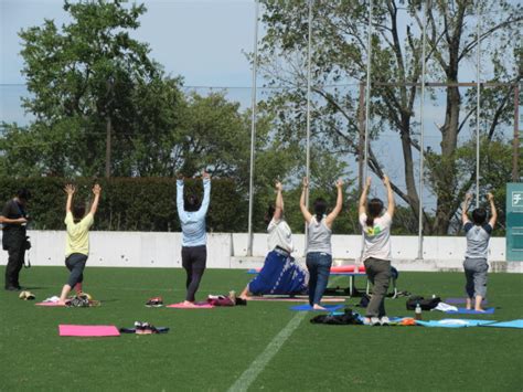 青空の下サッカー場の天然芝生でヨガ体験教室9月23日 祝 県立保土ケ谷公園 神奈川東京多摩のご近所情報 レアリア