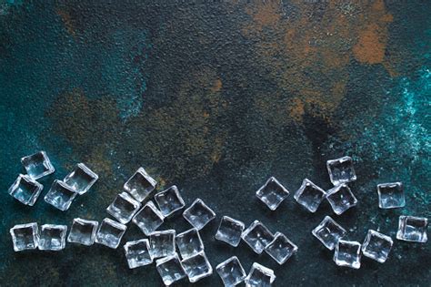 인공 얼음 투명 아크릴 조각 플라스틱 재사용 메뉴 개념 서빙 크기 텍스트 유기농 건강한 식습관을 위한 식품 배경 상단 뷰 복사 공간 결정체에 대한 스톡 사진 및 기타 이미지