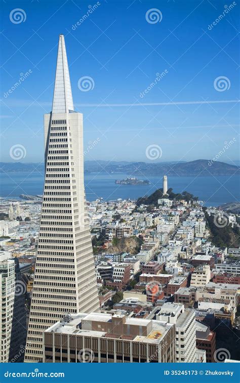Ареальный взгляд на пирамиде Transamerica и городе Сан Франциско