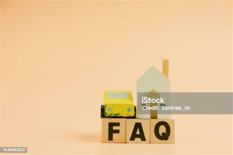 나무 큐브와 미니 홈 및 자동차에 대한 Faq 개념 Faq가 있는 나무 자동차와 나무 집 0명에 대한 스톡 사진 및 기타 이미지 Istock