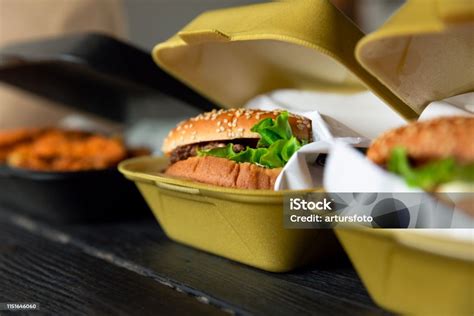 나무 배경에 테이크 아웃 컨테이너의 햄버거 식품 배달 및 패스트 푸드 컨셉 상자에 대한 스톡 사진 및 기타 이미지 상자 테이크아웃 음식 0명 Istock