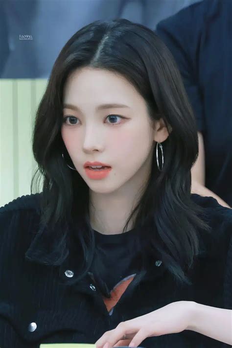 우아함이 느껴지는 헤어스타일의 카리나 팬플러스 커뮤니티