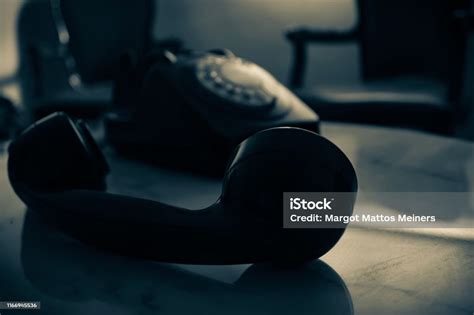 오래 된 검은 전화입니다 향수를 불러 일으키는 클래식 장비 그레인 빈티지 세 이미지입니다 클래식 장치 0명에 대한 스톡 사진 및 기타 이미지 Istock