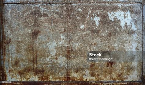 녹슨 풍화 된 회색 금속판과 마모 된 흰색 페인트 스플래터와 흙 홈이있는 스팀 펑크 또는 좀비 장면을위한 프레임이있는 배경 텍스처 좀비에 대한 스톡 사진 및 기타 이미지