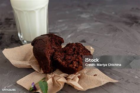 회색 콘크리트 배경에 비올라 삼색 꽃다발을 달고 있는 꽃병 옆에 초콜릿 컵케이크와 우유 한 잔이 표면에 서 있습니다 0명에 대한 스톡 사진 및 기타 이미지 Istock