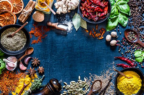 짙은 회색 배경에 다양한 종류의 향기로운 허브와 여러 가지 빛깔의 향신료 0명에 대한 스톡 사진 및 기타 이미지 0명 강황 개체 그룹 Istock
