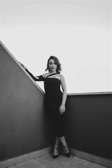 굽힘 기댄 모델 블랙 앤 화이트 수직 쐈어 스튜디오 촬영 여자 패션 포니테일 포즈를 취하는에 관한 무료 스톡 사진