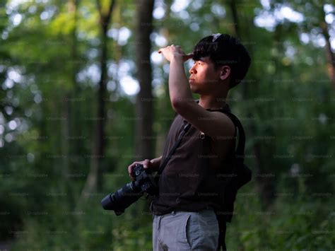 카메라를 들고 숲에서 사진을 찍는 남자 사진 Unsplash의 카메라 맨 이미지