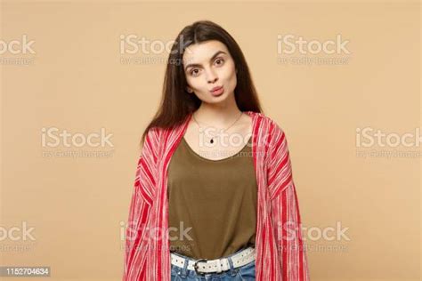 귀여운 매력적인 젊은 여자의 초상화 카메라를 찾고 입술을 불고 파스텔 베이 지 배경에 고립 된에 어 키스를 보냅니다 사람들은 진심으로 감정 라이프 스타일 개념입니다 복사