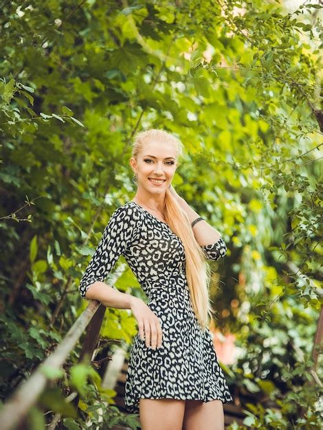 매우 긴 머리를 가진 섹시한 여자 프리미엄 사진