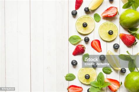 신선한 딸기 감귤 류 라임 민트 빛 바탕에 딸기 블루베리 텍스트를 위한 공간 복사 감귤류 과일에 대한 스톡 사진 및 기타 이미지 감귤류 과일 건강한 생활방식 건강한