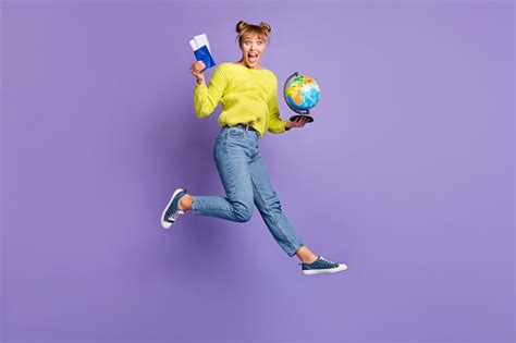 보라색 색상 배경에 고립 된 세계 비행 티켓 여행을 들고 점프 사랑스러운 쾌활한 소녀의 전체 길이 몸 크기 보기 관광객에 대한 스톡 사진 및 기타 이미지 Istock