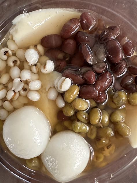 小豆や白玉などをトッピングする豆花＝代々木上原「オオノ餅店」で夏季限定スイーツ豆花 シブヤ経済新聞