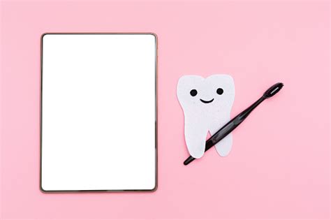 검은 색 플라스틱 브러시를 들고 펠트에서 잘라 디지털 태블릿과 미소 치아 모의 플랫 레이 공간을 복사합니다 분홍색 배경 현대