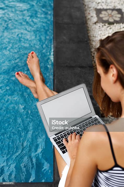 프리랜서 작업 개념 프리랜서 여성 타이핑 랩톱 컴퓨터 사용 가장자리에 대한 스톡 사진 및 기타 이미지 가장자리 개념