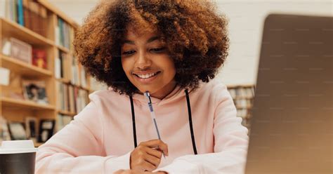 학교 도서관에서 노트북으로 작업하는 젊은 여성 학교 과제로 공부하는 여자 사진 Unsplash의 컴퓨터 이미지