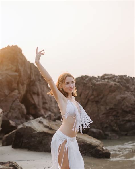 걱정 없는 경치가 좋은 레저 레크리에이션 리조트 모델 모래 미소 짓는 바다 바위로 된 비치웨어 비키니 산길