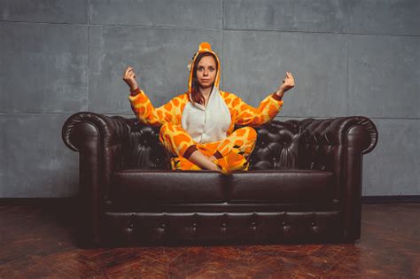 재미 있는 잠 옷 파자마 만화 스타일 회색 배경에 긍정적 인 얼굴 표정에 행복 한 십 대 소녀 가구에 대한 스톡 사진 및 기타 이미지 Istock