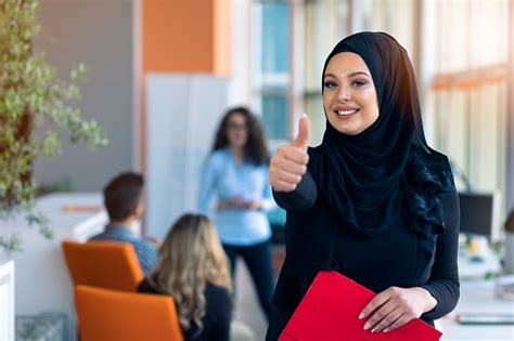 사무실에서 쾌활한 여자 문서와 폴더를 들고 밝은 미소를 주는 무슬림 여성 고용 20 29세에 대한 스톡 사진 및 기타 이미지 20 29세 경영자 근거리 초점 Istock