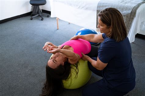 왜소증을 가진 여성 고객과 기술을 수행하는 물리 치료사 2명에 대한 스톡 사진 및 기타 이미지 2명 45 49세 50 59세 Istock