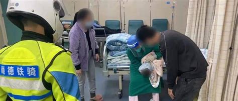急急急！婴儿呛奶险窒息，送医遭遇晚高峰被堵路上车辆铁骑车道