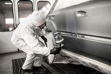 페인트 스프레이 건을 사용하여 페인팅 부스에서 자동차의 측면을 그리는 자동차 컬러스트 스프레이 도장에 대한 스톡 사진 및 기타 이미지 스프레이 도장 그림 그리기 차