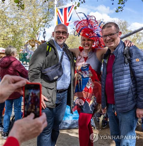 찰스 3세 대관식 하루 앞두고 버킹엄 궁 인근은 축제 분위기 연합뉴스