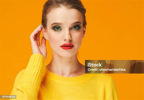 화려한 메이크업 여자 빨간 입술 색 행복 한 여름 패션에 노란색 옷에 잘 손질 된 손톱 배경 노랑에 대한 스톡 사진 및 기타 이미지 Istock