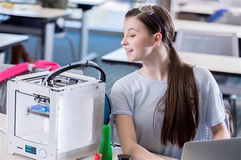 3d 프린터를 사용 하 여 여성 고 등 학생 3차원 형태에 대한 스톡 사진 및 기타 이미지 3차원 형태 십대 프린터하기 Istock