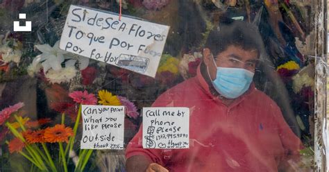 흰색과 검은색 인쇄된 종이를 들고 빨간 긴팔 셔츠를 입은 여자 사진 Unsplash의 무료 브루클린 이미지