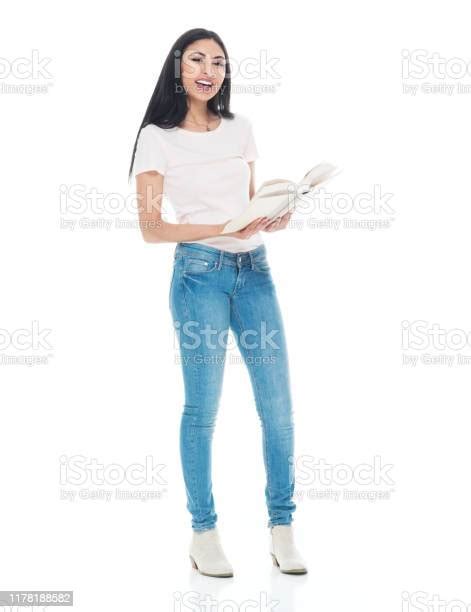 2029세 성인 미모 롱 헤어 라틴 아메리카 히스패닉 민족 여성 젊은 여성 학생 대학생 앞에 서 흰색 배경 시원한 태도의 카메라