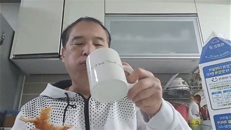 출근 맛있는 우유한잔과 빵과 계란후라이 하나씩이면 아침식사 끝 Youtube