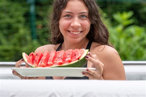 정원 풍선 수영장에서 길고 어두운 머리와 수박을 가진 화려한 여자 건강한 생활방식에 대한 스톡 사진 및 기타 이미지 건강한 생활방식 건강한 식생활 공기 주입 Istock