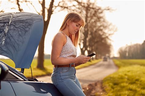 시골 길에서 고장난 차를 가진 여자가 휴대 전화에 도움을 청합니다 30 34세에 대한 스톡 사진 및 기타 이미지 30 34세 구조 도로 Istock