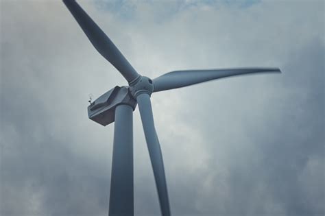 풍력 터빈 발전소는 재생 가능한 녹색 에너지의 생산을 위한 아름다운 자연 경관에서 친환경 산업입니다 지속 가능한 개발 기술의 개념 0명에 대한 스톡 사진 및 기타 이미지