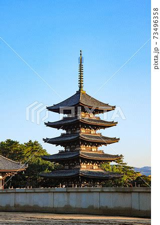 真横から見た奈良県興福寺の五重塔と青空の写真素材 73496358 PIXTA