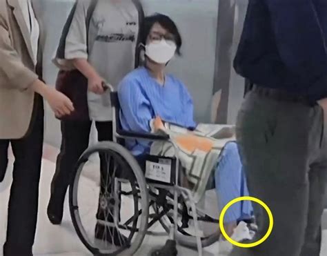 휠체어 탄 김건희 구속 후 병원서 첫 포착전자발찌도 착용 아시아경제