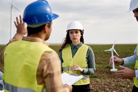 백인 및 라틴 엔지니어 팀이 풍력 터빈 필드에 서서 토론합니다 3 명에 대한 스톡 사진 및 기타 이미지 3 명 건설 산업 계획 Istock