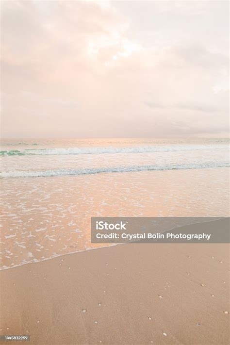 플로리다 주 싱어 아일랜드의 해질녘 텅 빈 해안선을 휩쓸고 있는 청록색 바다 파도 해변에 대한 스톡 사진 및 기타 이미지 해변 휴식 0명 Istock