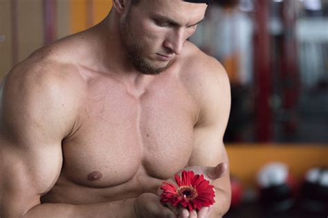 남자는 체육관에서 보디 빌딩에 종사 하 고 바 벨을 리프트 하 고 그의 근육을 훈련 Practice Drill에 대한 스톡 사진 및 기타 이미지 Practice